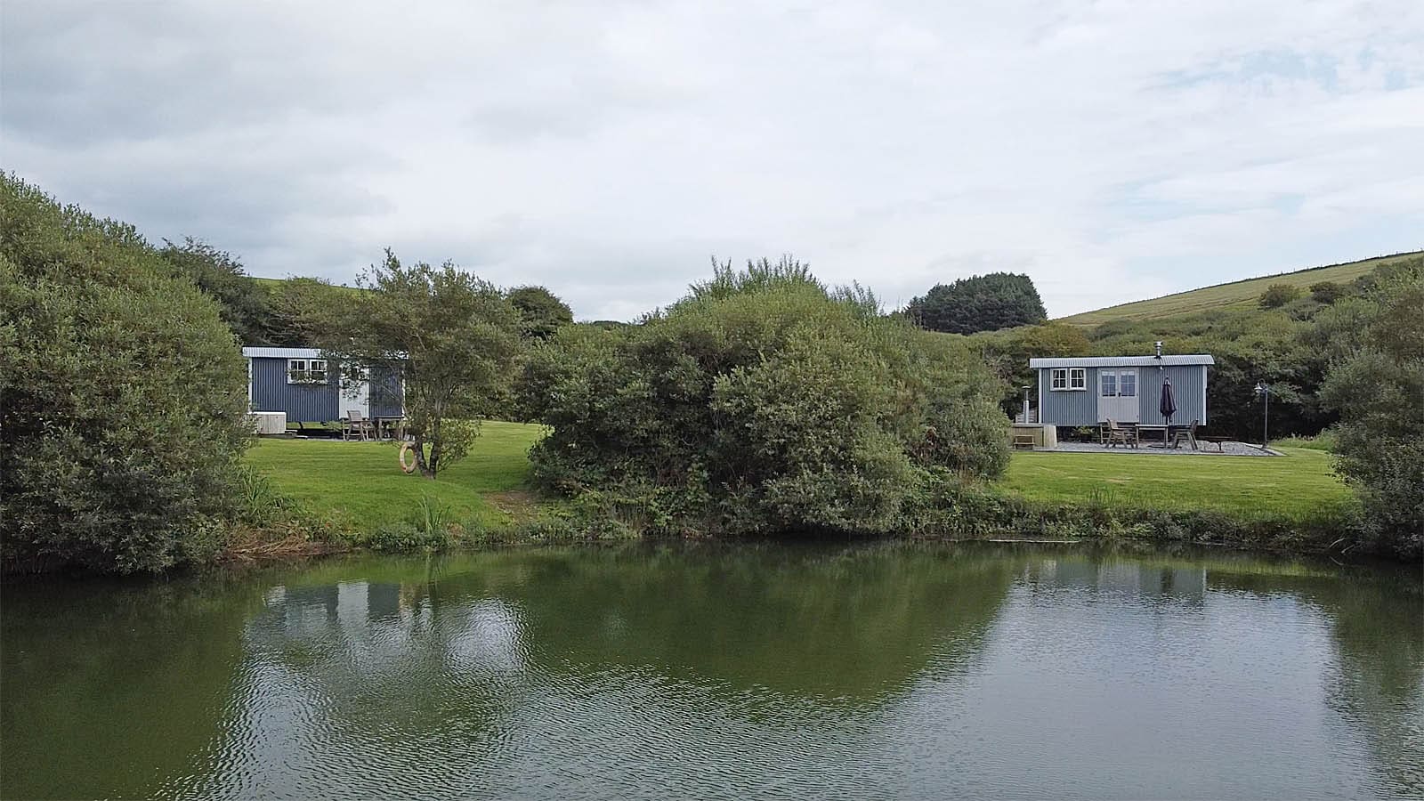Reddivallen Lakeside huts | Reddivallen Farm B&B